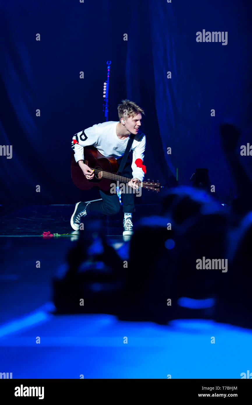 Liverpool, UK. 5th May 2019. Guitarist, George Smith, performs with his ...