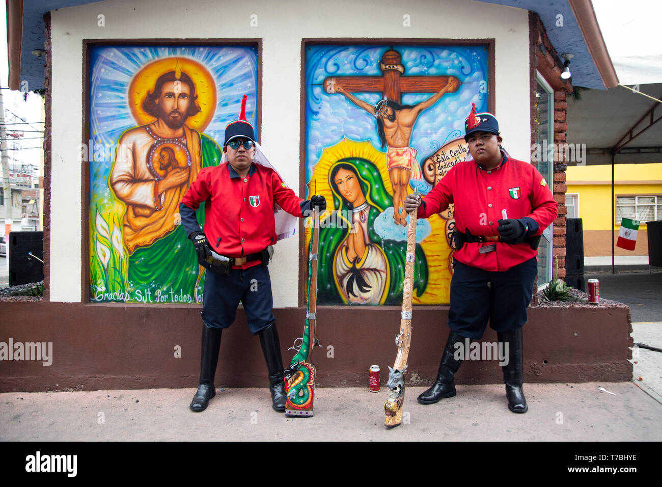 Mexiko Stadt, Mexico. 05th May, 2019. Two men in uniforms stand in ...