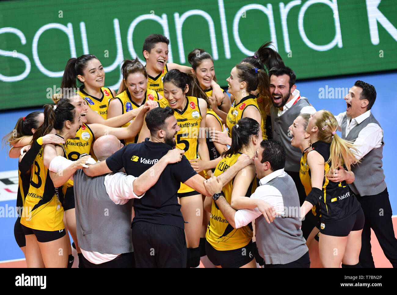Istanbul. 5th May, 2019. Players of Vakifbank celebrate after winning ...