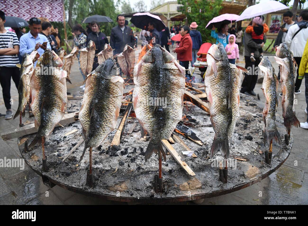 (190506) -- BEIJING, May 6, 2019 (Xinhua) -- Tourists view fish ...
