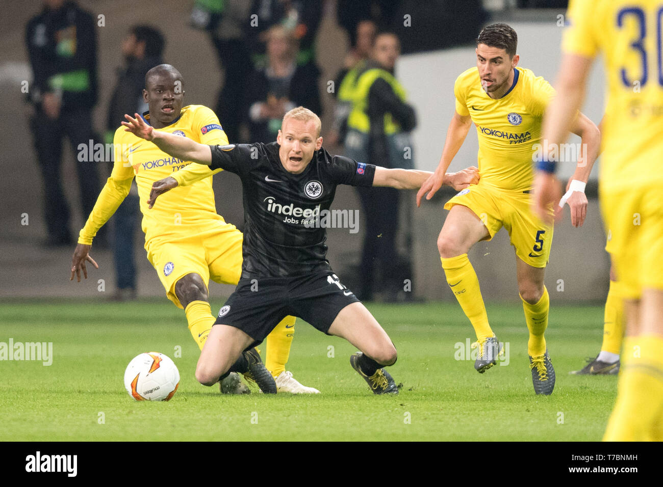 Sebastian RODE (mi., F) versus NGolo KANTE (left, Chelsea) and JORGINHO ...