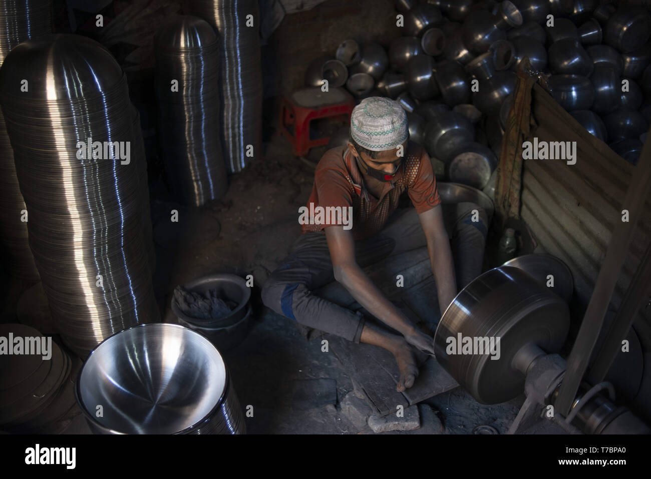 Dhaka, Dhaka, Bangladesh. 5th May, 2019. Teenage boy seen working in a silver pot making factory ...