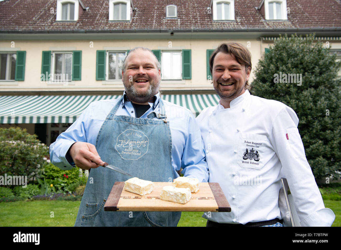 06 May 2019, Berlin: The affineur (cheese refiner) Fritz Blomeyer (l ...