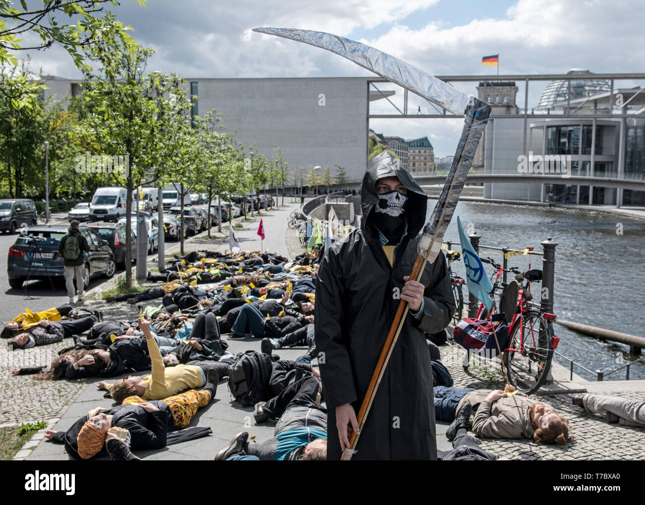 Berlin, Germany. 06th May, 2019. A man disguised as a senseman stands ...
