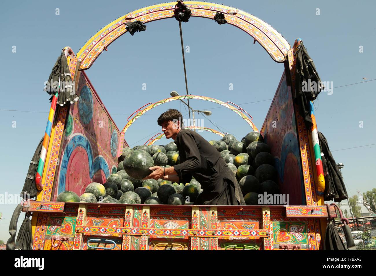 (190506) -- ISLAMABAD, May 6, 2019 (Xinhua) -- A man unloads ...