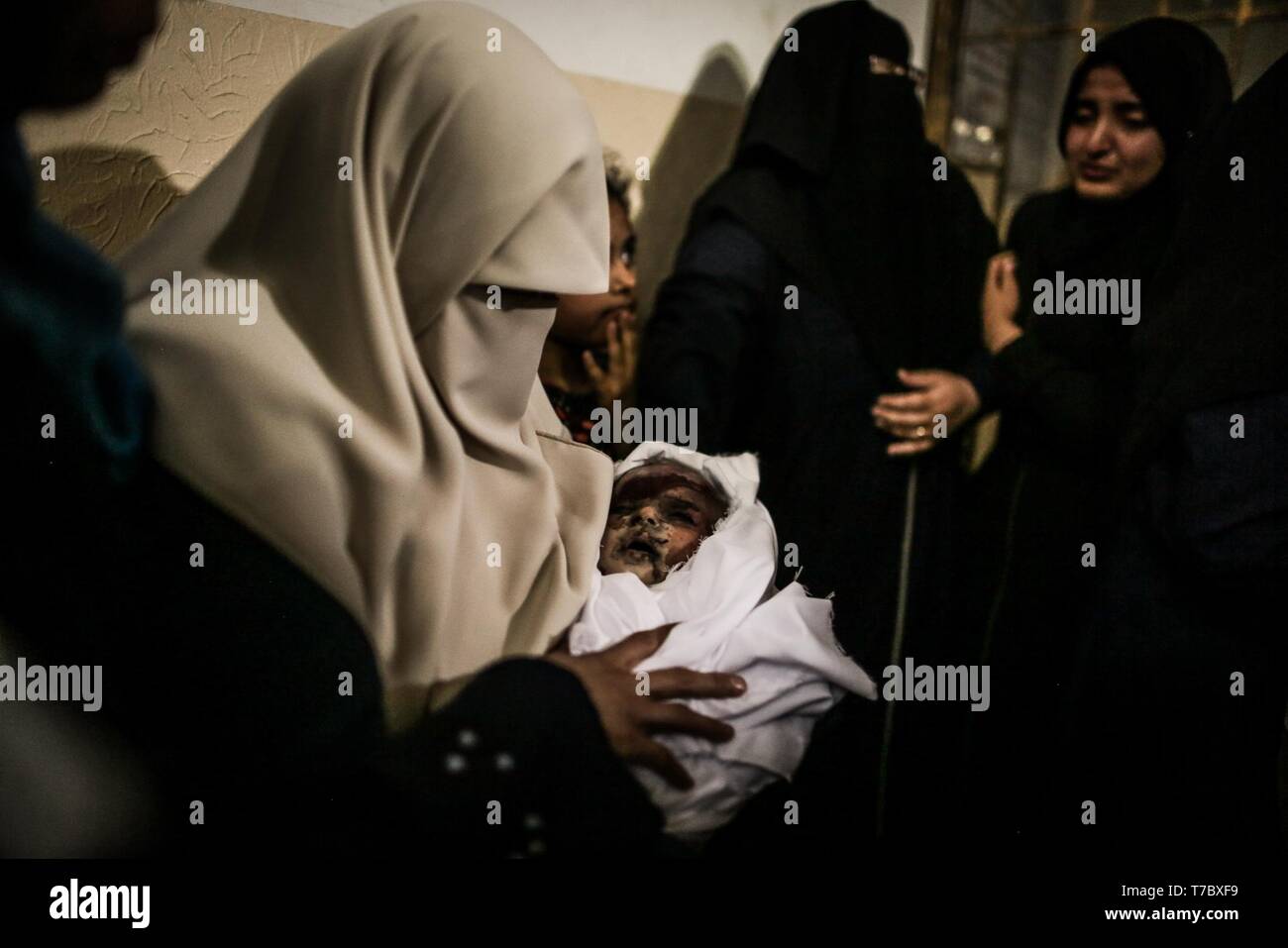 Gaza City, The Gaza Strip, Palestine. 6th May, 2019. Relatives mourn Palestinian baby killed by ...