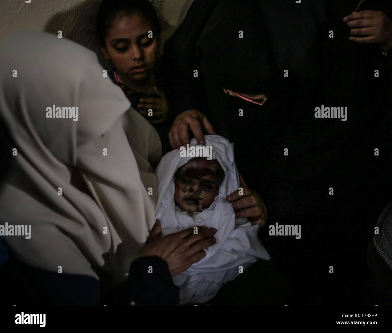 Gaza City, The Gaza Strip, Palestine. 6th May, 2019. Relatives mourn Palestinian baby killed by ...