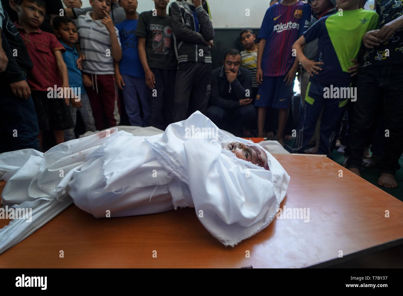 Gaza, The Gaza Strip, Palestine. 6th May, 2019. Relatives mourn ...