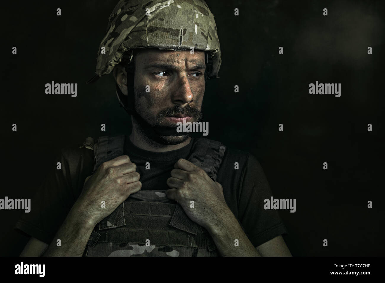 Conflict war soldier armed beret camo hi-res stock photography and ...