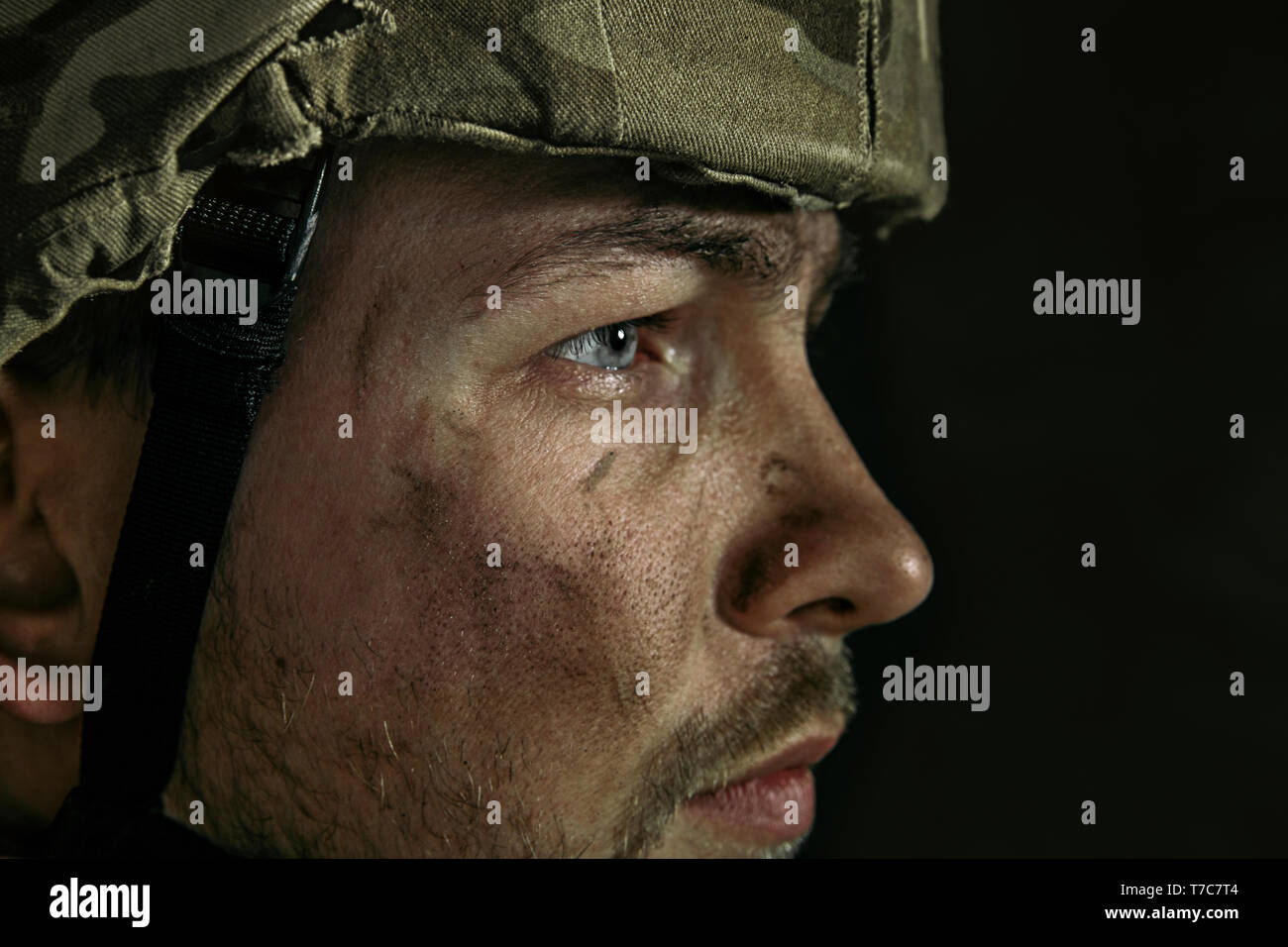 Conflict war soldier armed beret camo hi-res stock photography and ...