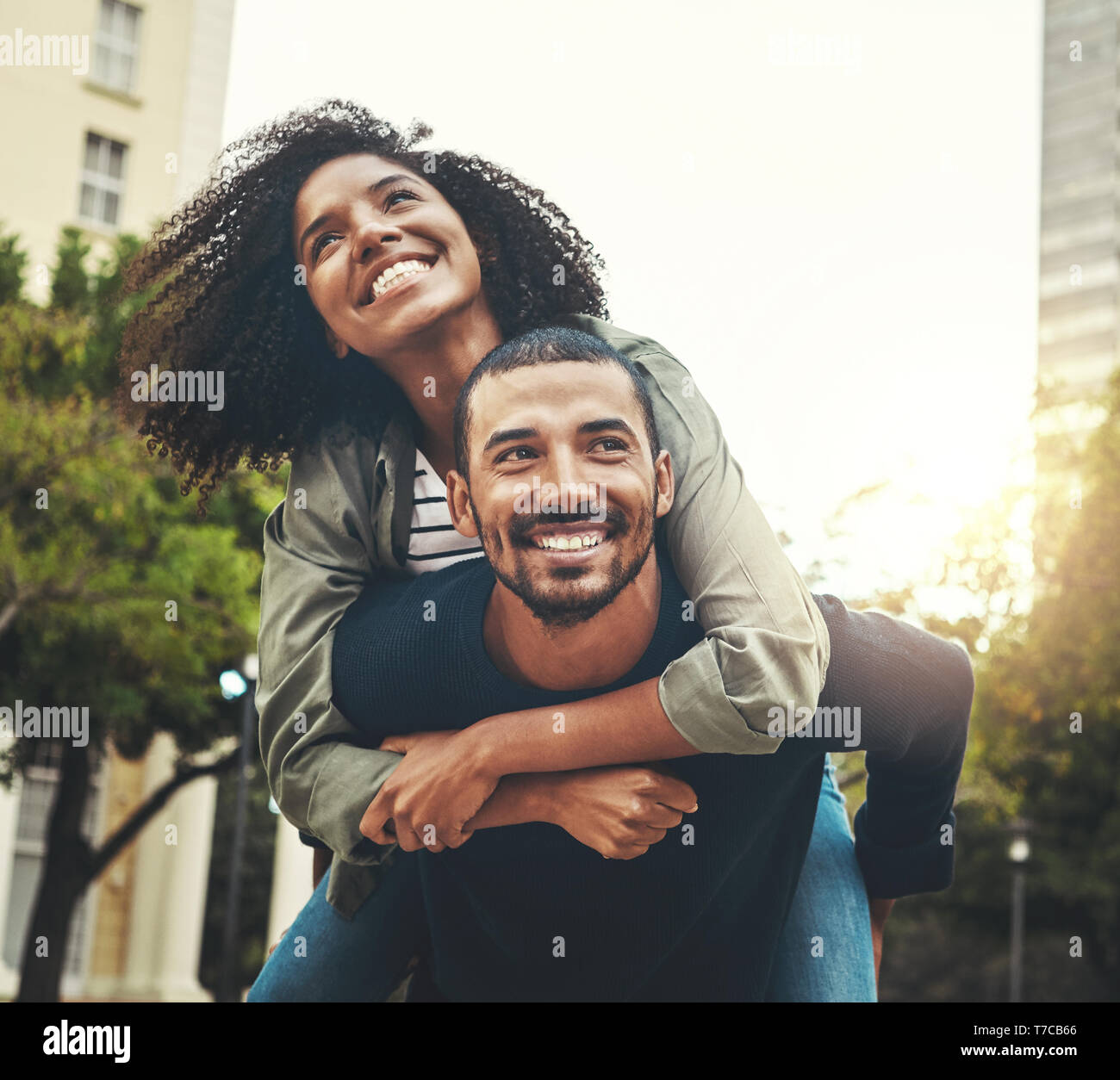 City hug couple hi-res stock photography and images - Alamy