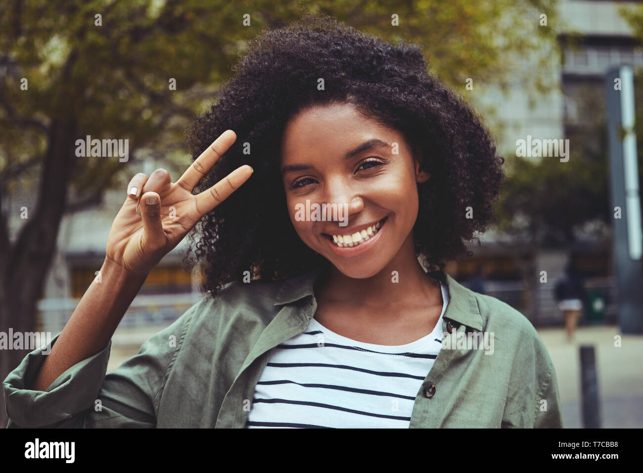 Black woman peace sign hi-res stock photography and images - Alamy