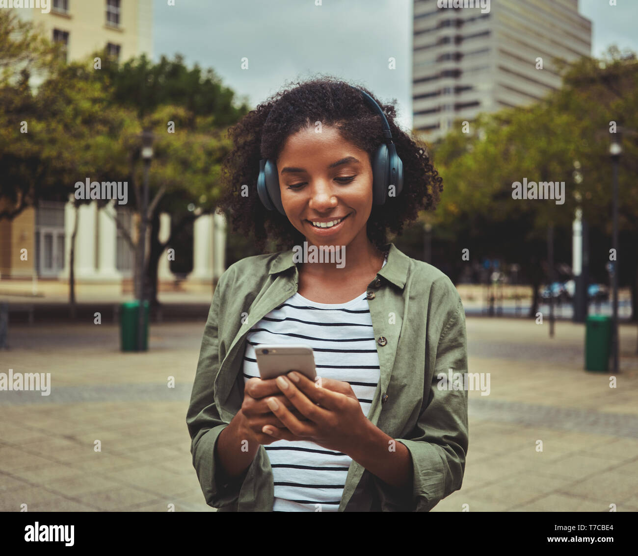 Person with headphone and phone hi-res stock photography and images - Alamy