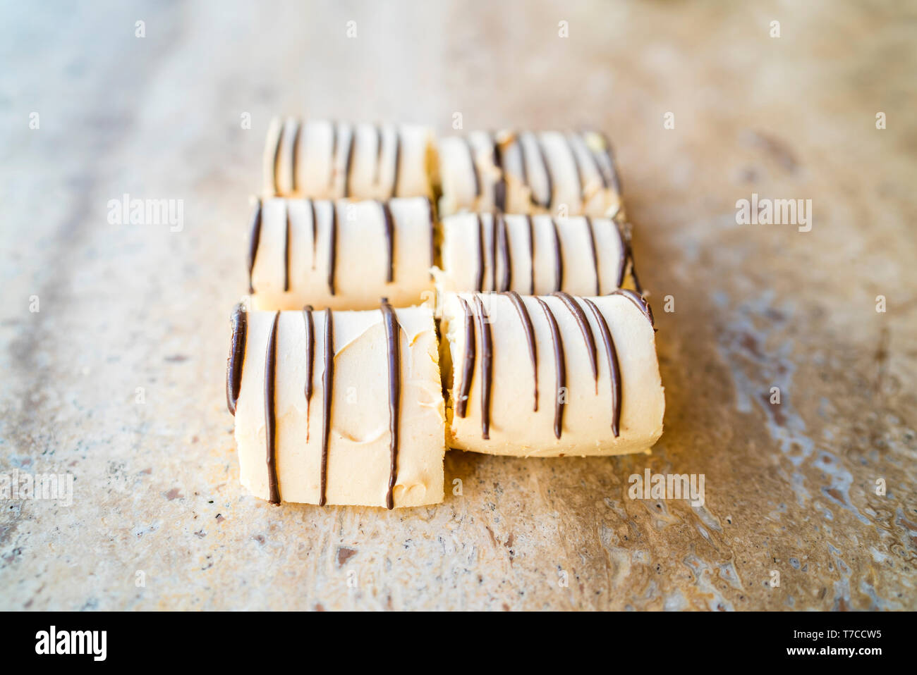 Plain white wedding cake hi-res stock photography and images - Alamy