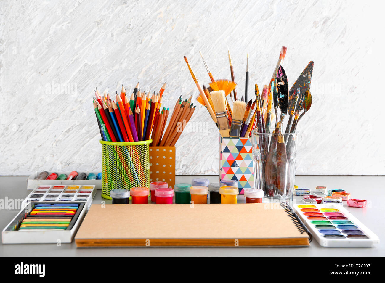 Professional artists tools hi-res stock photography and images - Alamy