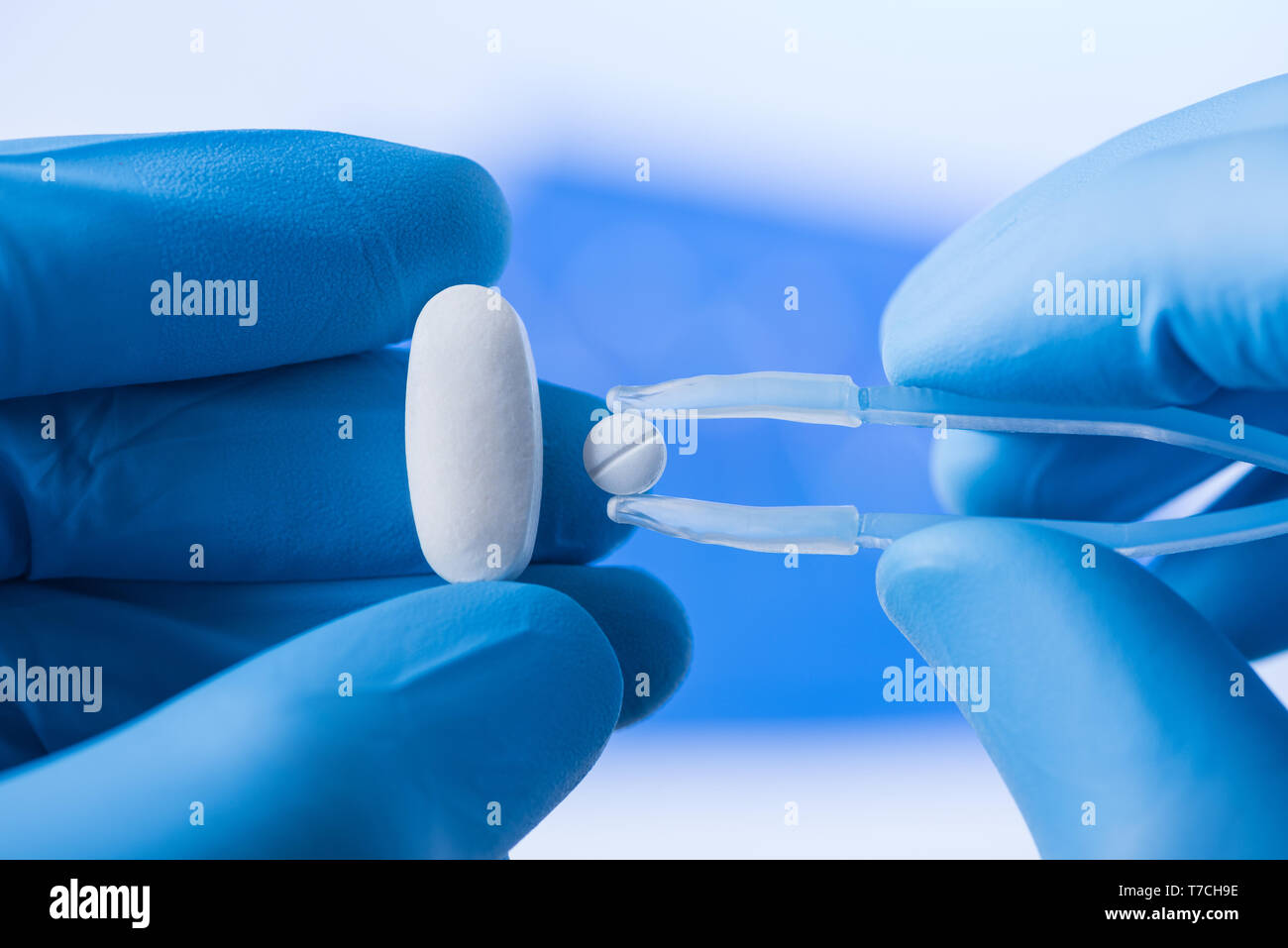 Small pills comparison in scientist hands, new medicine concept Stock ...