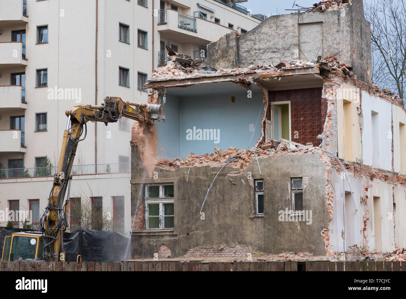 Excavator demolishing urban building hi-res stock photography and ...