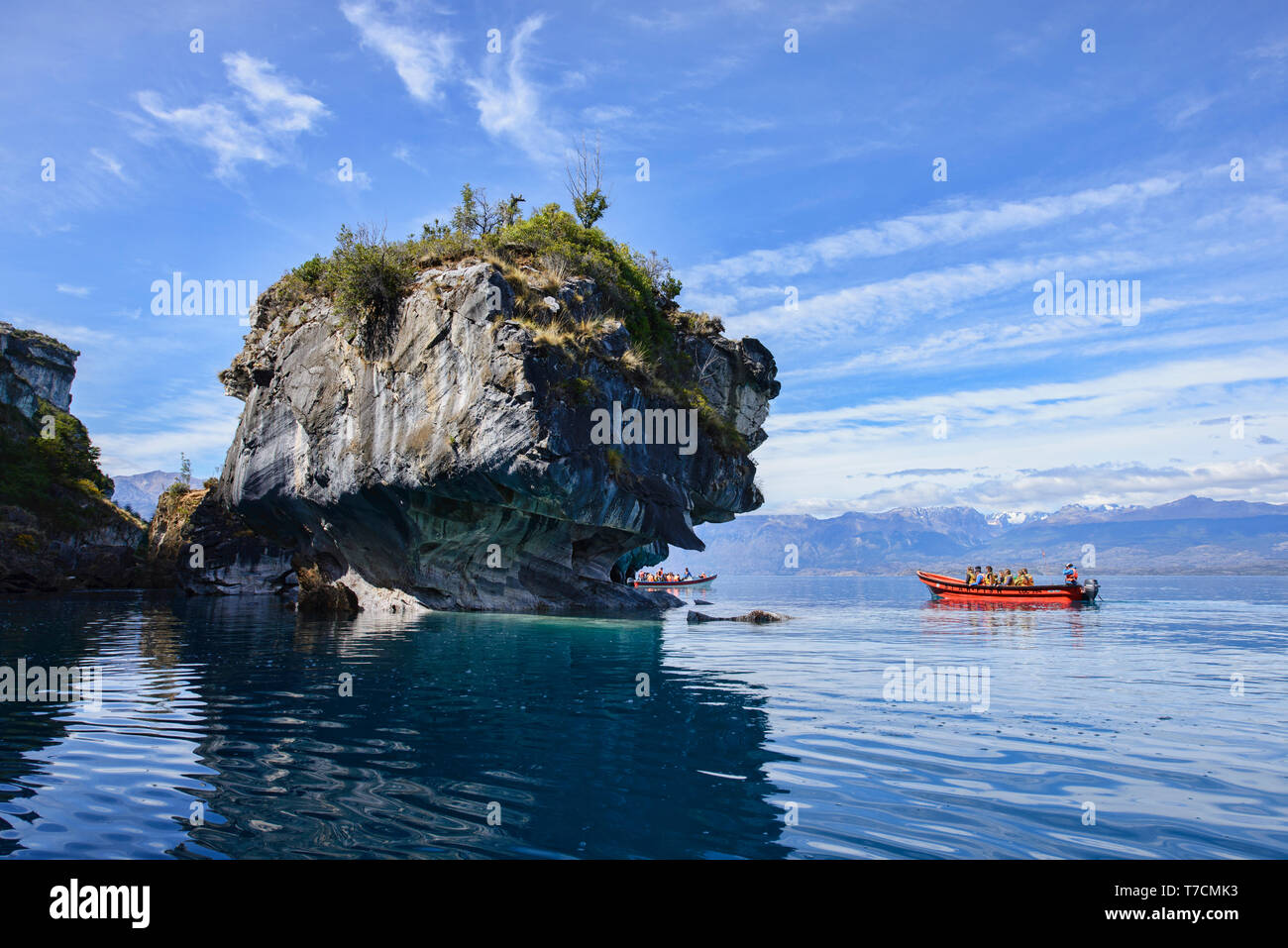 Tourist boat exploring the surreal Marble Caves (Capilla de Mármol ...