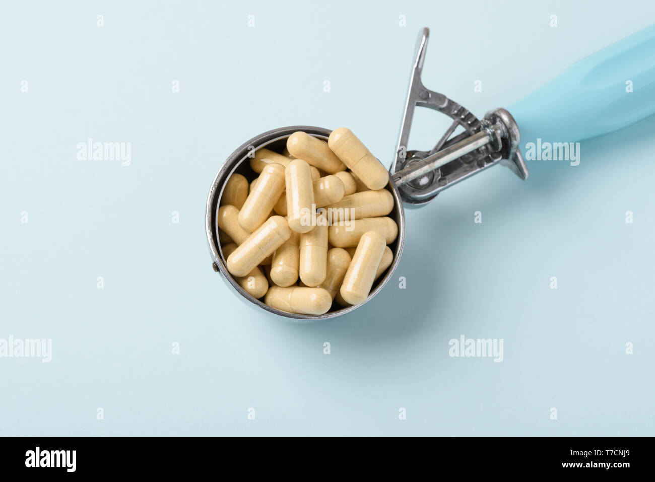 Pill scoop hi-res stock photography and images - Alamy
