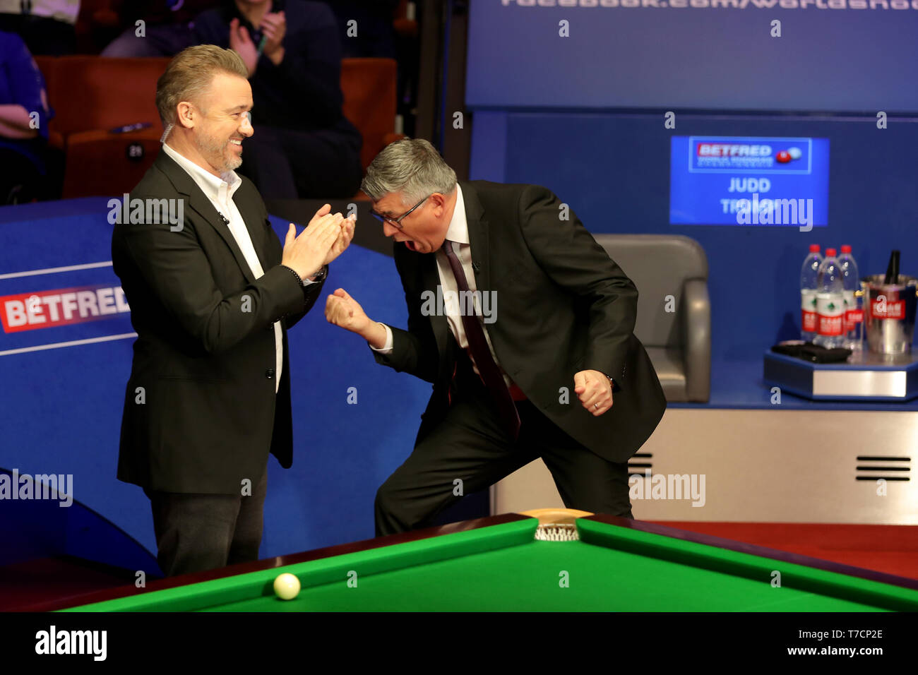 John Parrott and Stephen Hendry having fun during day seventeen of the ...