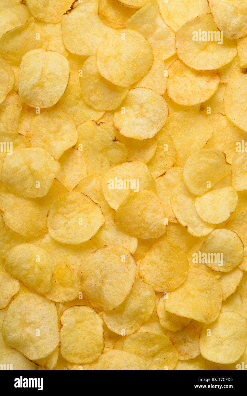 Potato chips texture background flat overhead view Stock Photo - Alamy