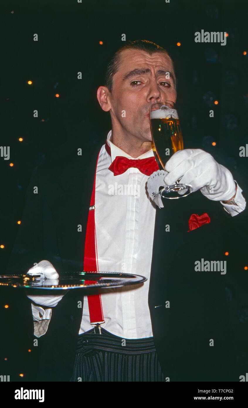 Jux und Dallerei, Comedy-Talkshow, Deutschland 1992, Butler Enno von Schwerin mit Pils Stock ...