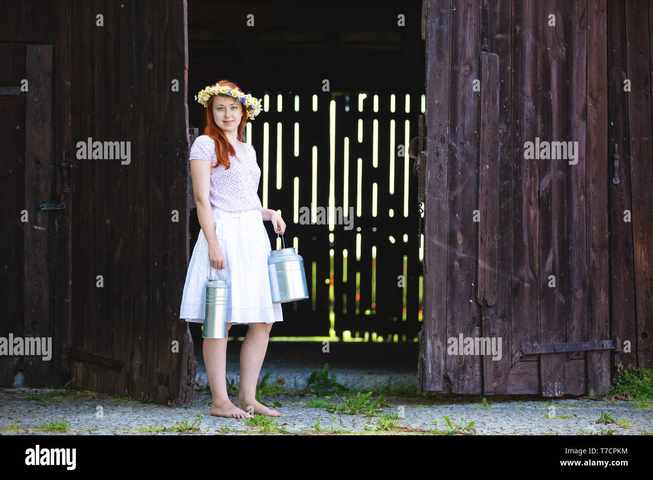 Country girl barn hi-res stock photography and images - Alamy