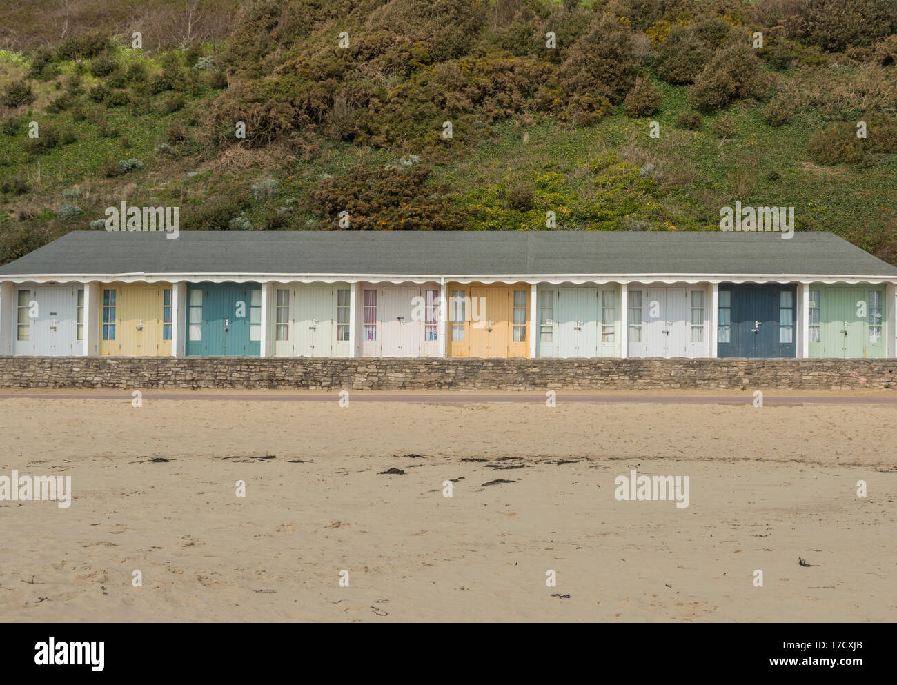 Row of colourful beach huts in Bournemouth, England Stock Photo - Alamy