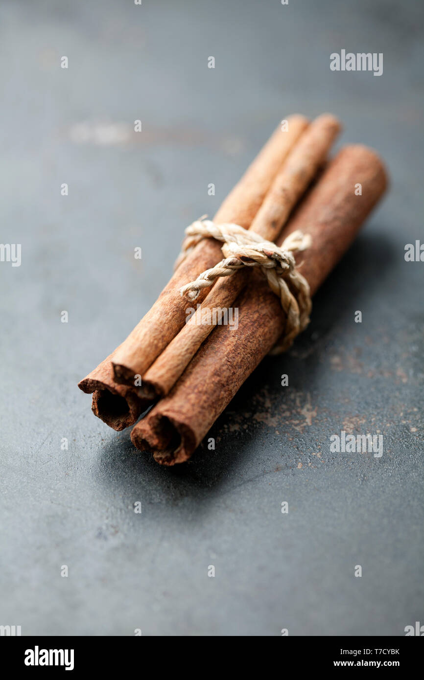 bundle of dried cinnamon sticks Stock Photo - Alamy