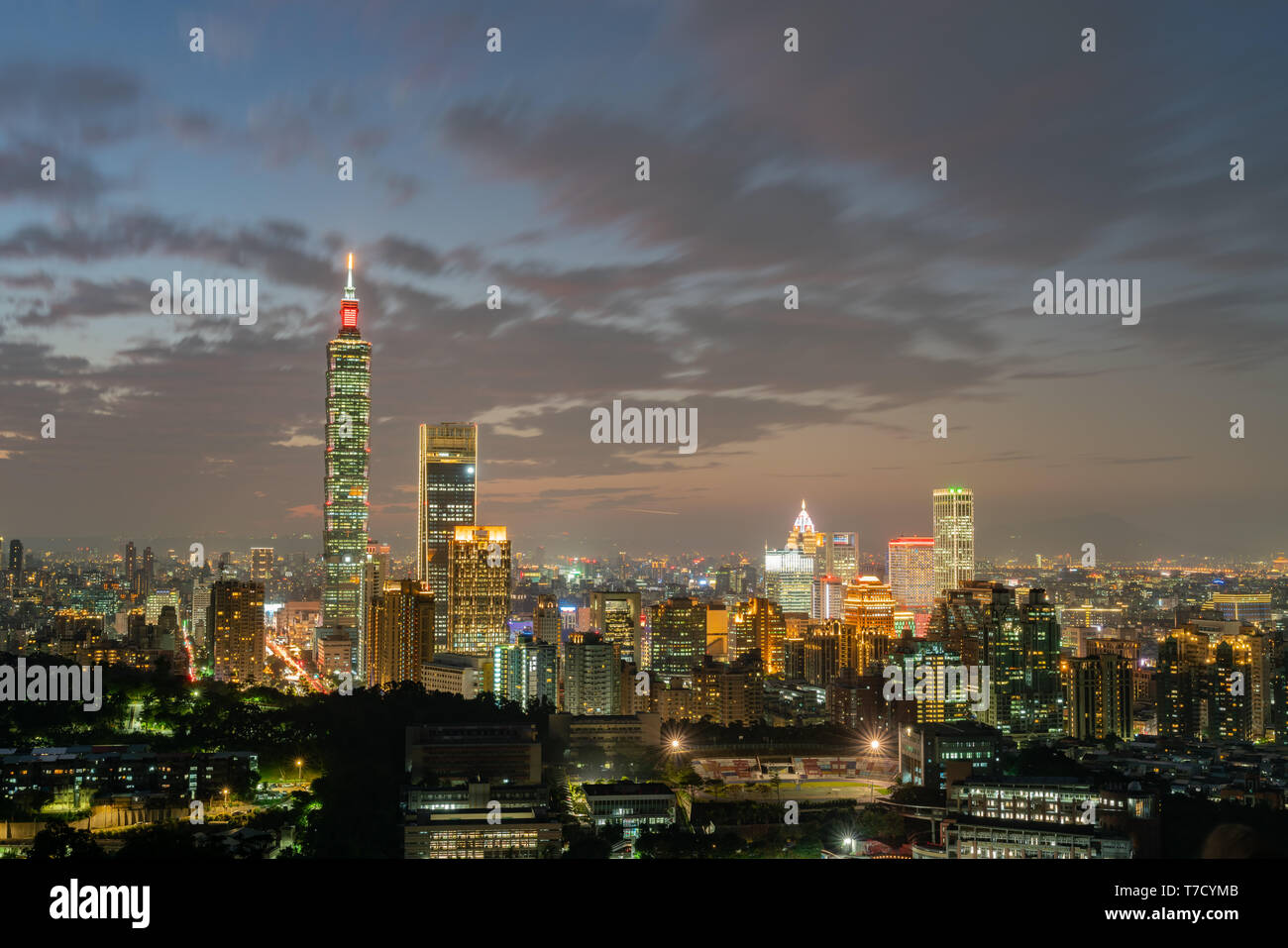 Aerial view of the Taipei 101 and cityscape from Xiangshan at Taipei ...