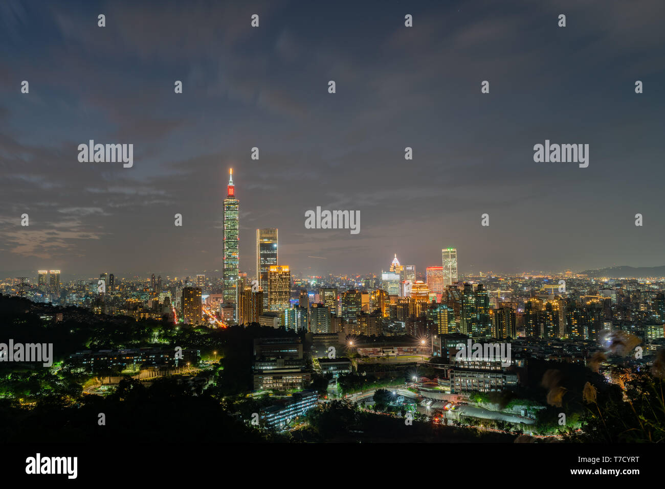 Night aerial view of the Taipei 101 and cityscape from Xiangshan at ...