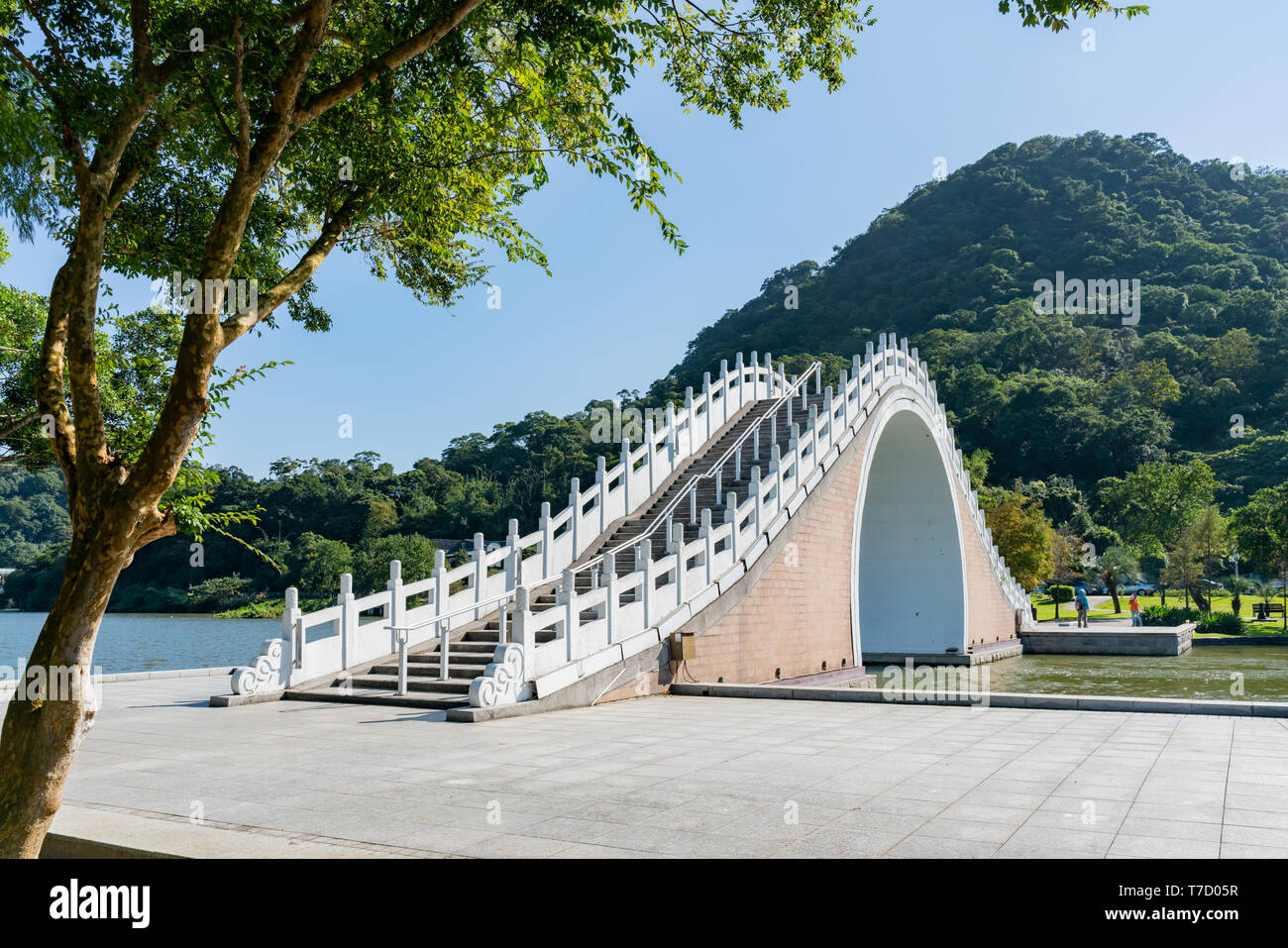 Afternoon view of the Moon Bridge in Dahu Park at Taipei, Taiwan Stock ...
