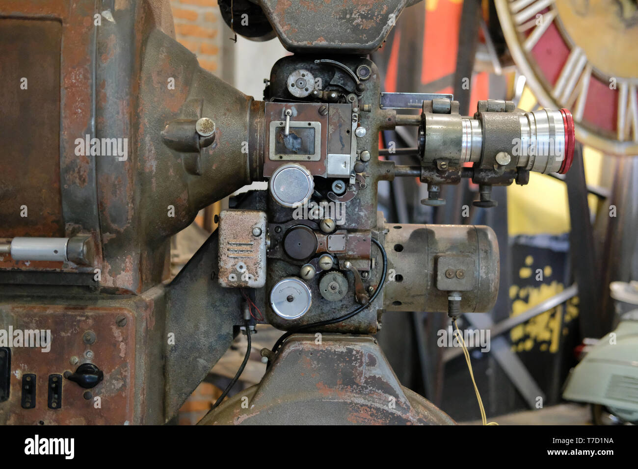 old style vintage retro film movie camera Stock Photo - Alamy