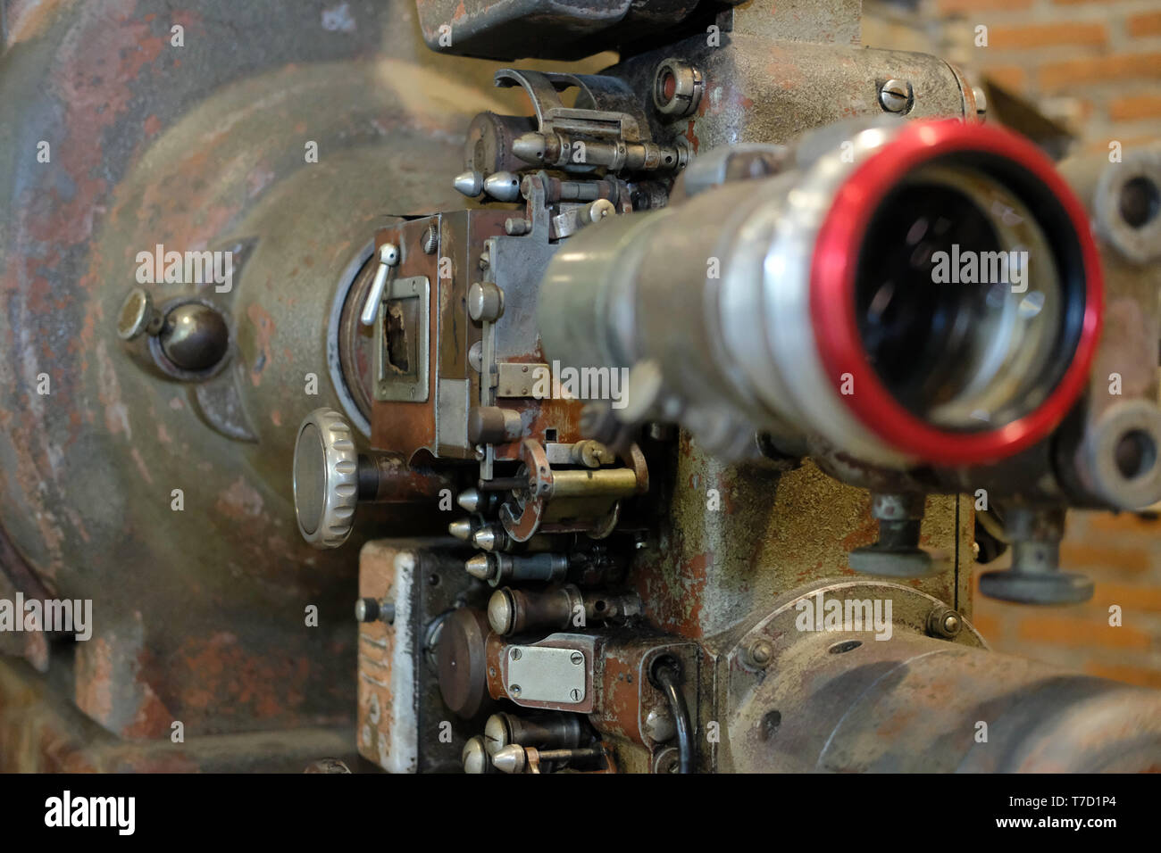 old style vintage retro film movie camera Stock Photo - Alamy