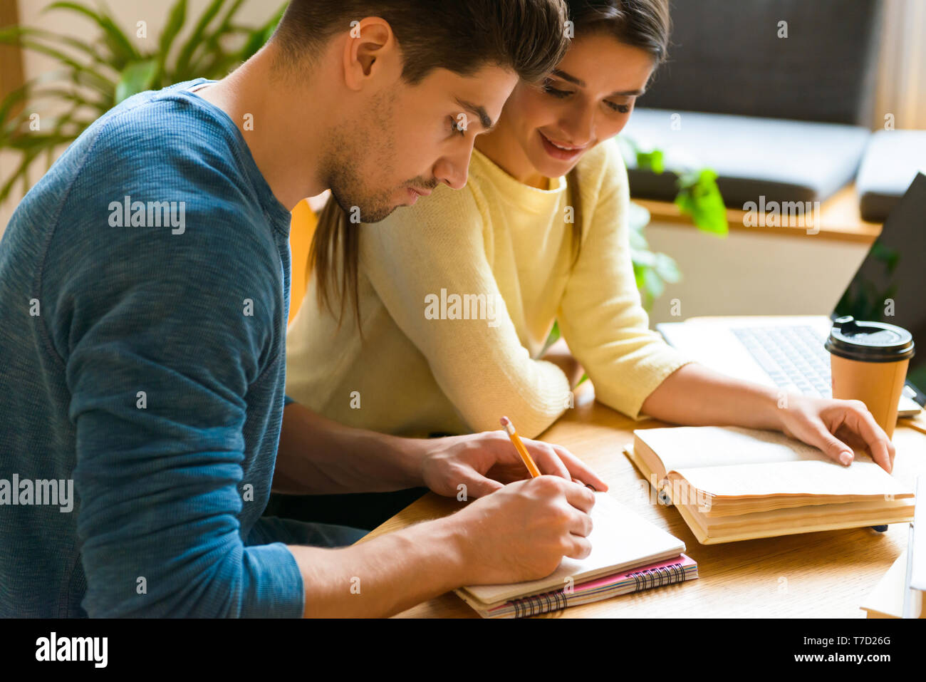 Couple book store hi-res stock photography and images - Alamy