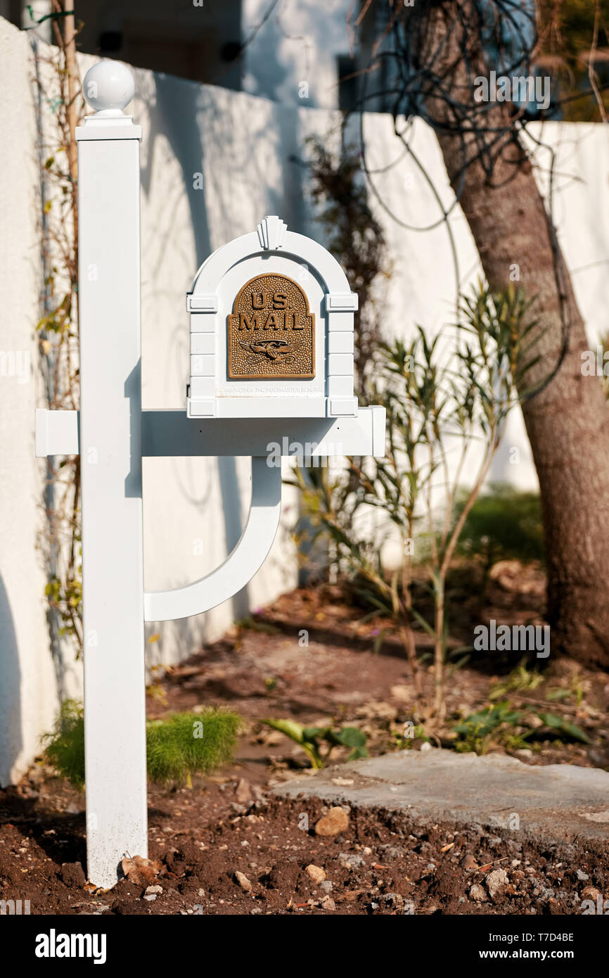 Vintage us mailbox hi-res stock photography and images - Alamy