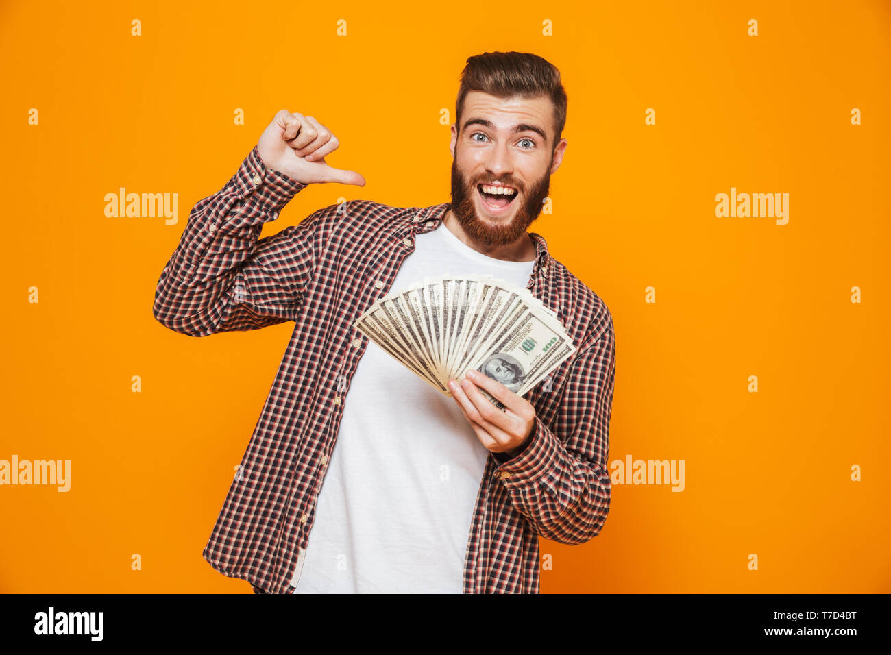 Portrait of a cheerful young man wearing casual clothes standing ...