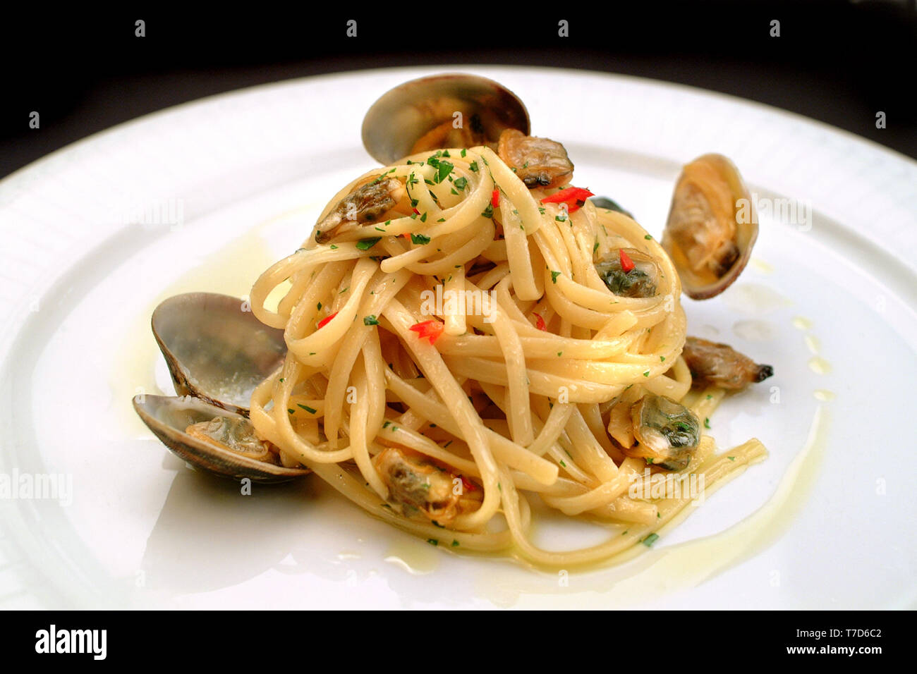 Italian food recipes, linguine pasta with clams Stock Photo - Alamy