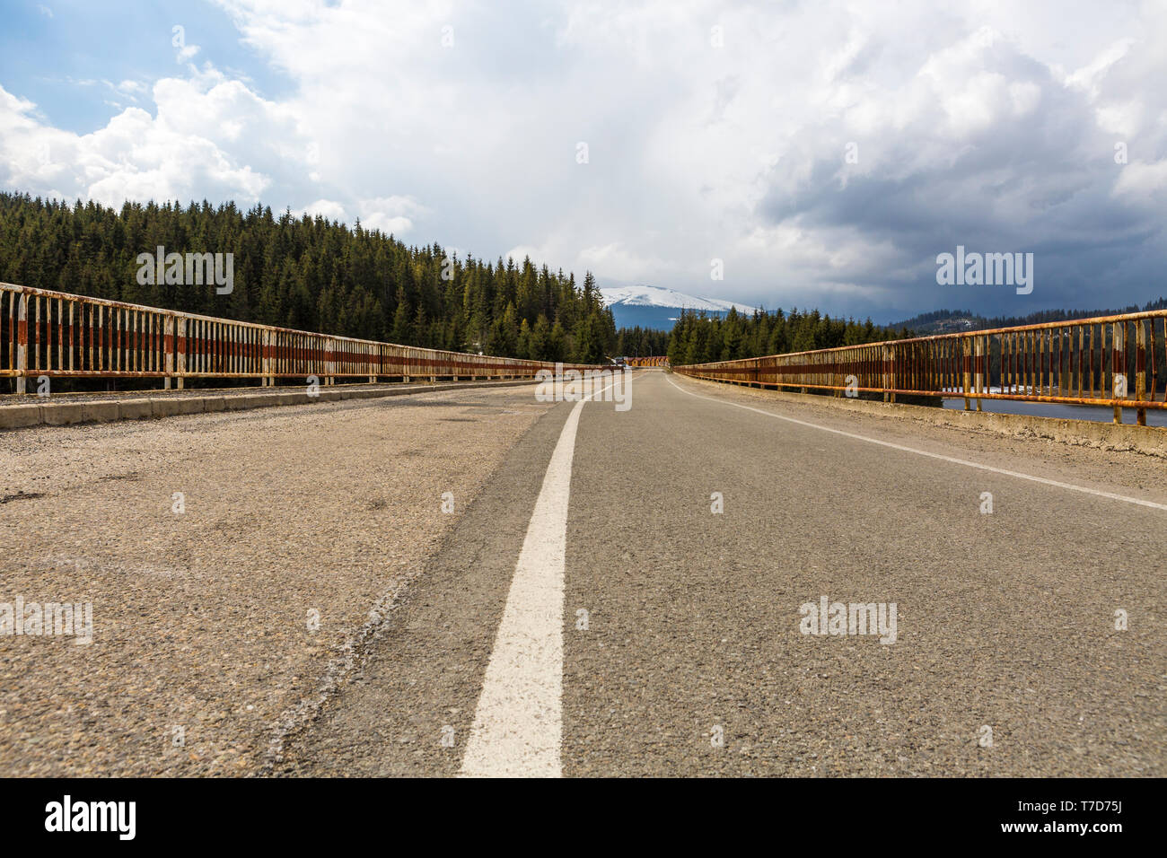 Road boundaries hi-res stock photography and images - Alamy