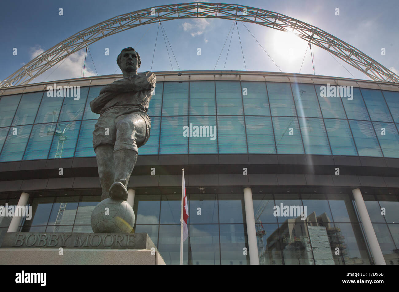 Bobby moore statue wembley sun hi-res stock photography and images - Alamy