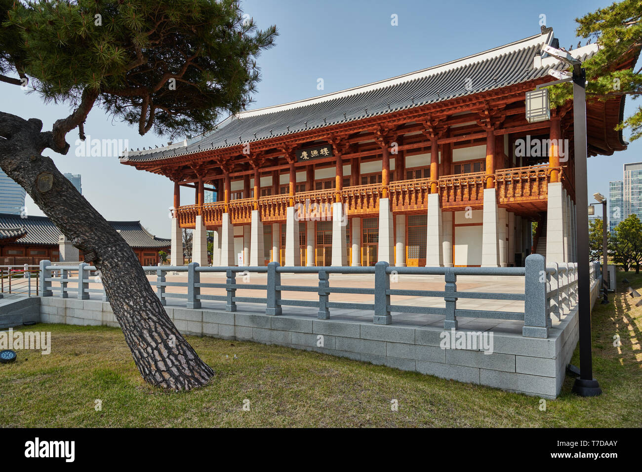 Traditional Korean style architecture at Central Park in Songdo ...
