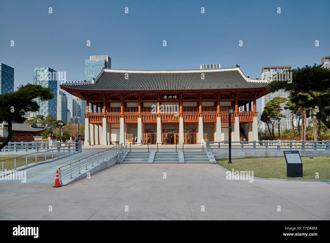Traditional Korean style architecture at Central Park in Songdo ...