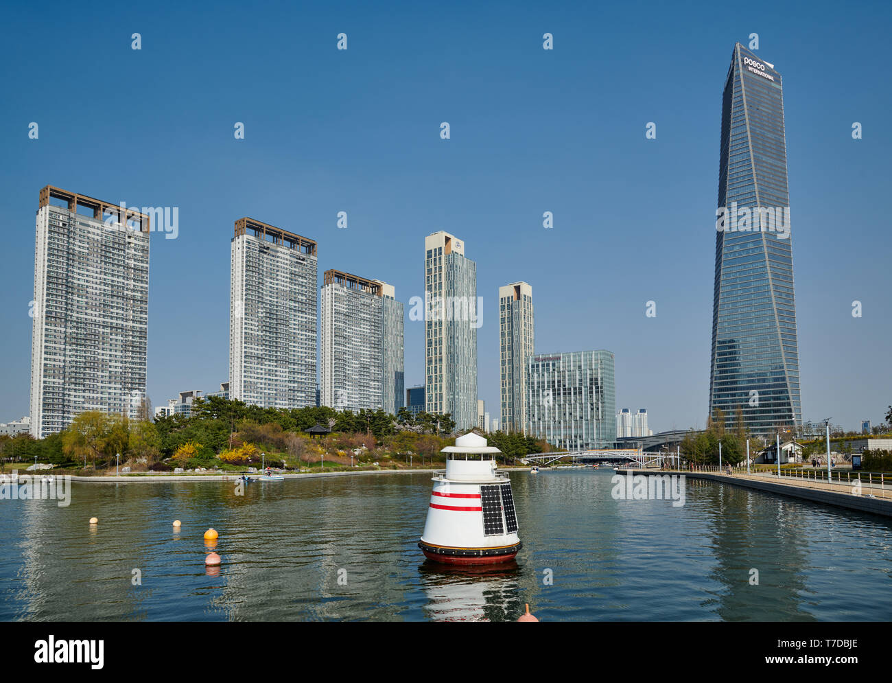 Central Park in Songdo International Business District with skyscraper ...