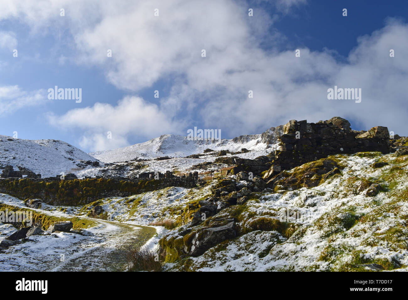 Moelwyn mountains with cloud hi-res stock photography and images - Alamy