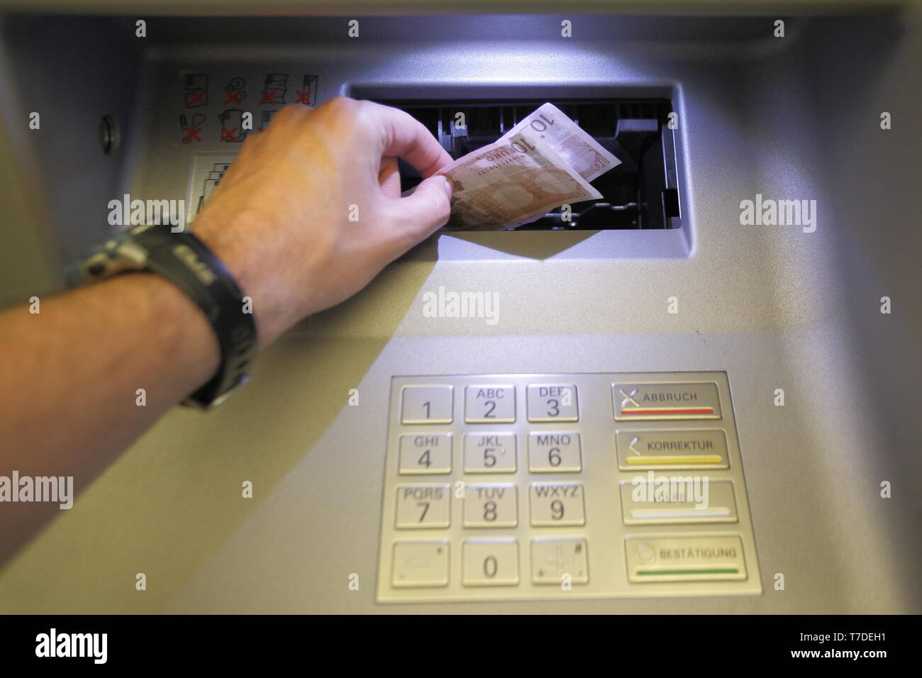 Banknote dispenser hi-res stock photography and images - Alamy