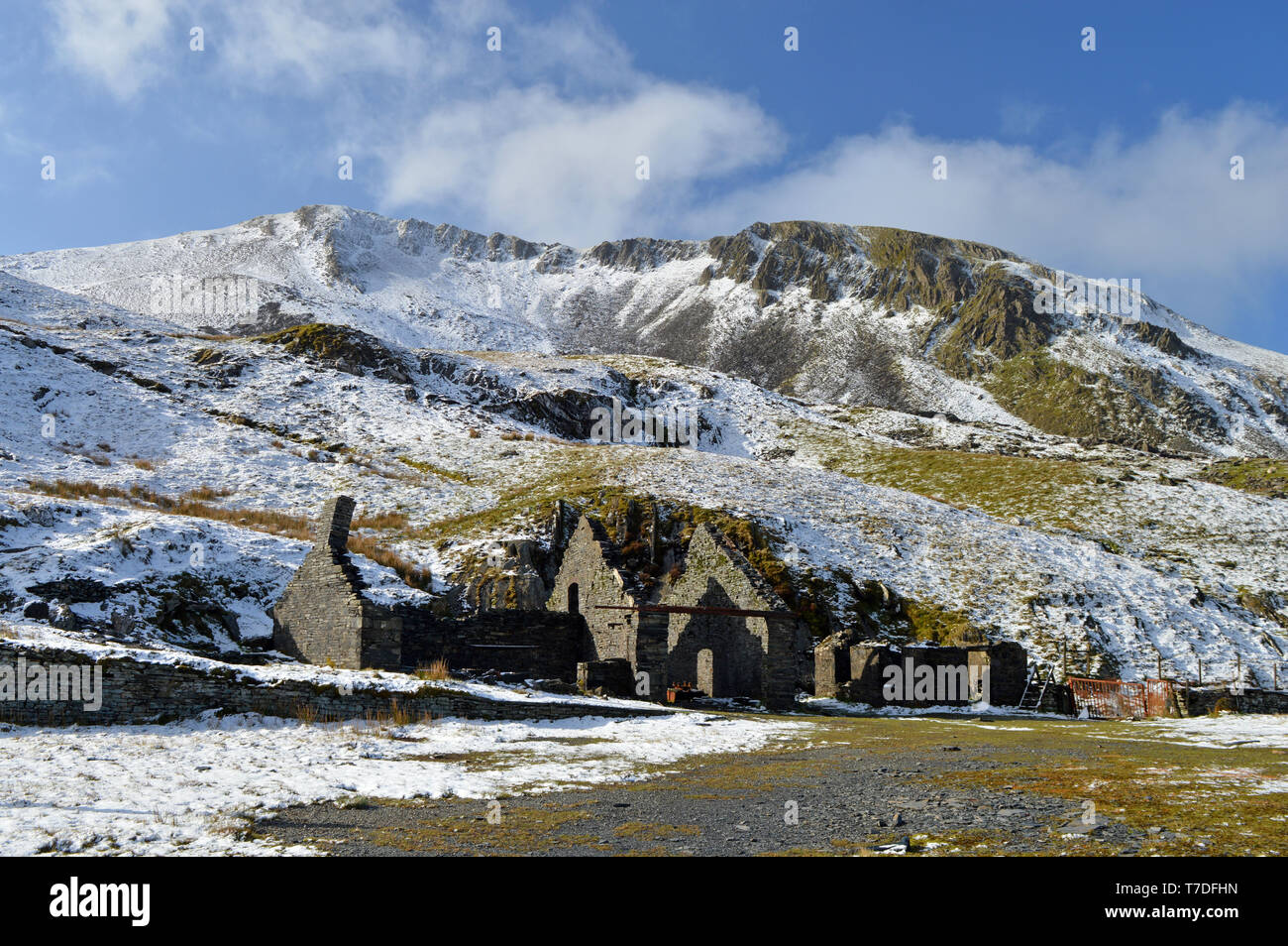 Croesor slate quarry and views of Moelwyn Mawr, Snowdonia Stock Photo ...