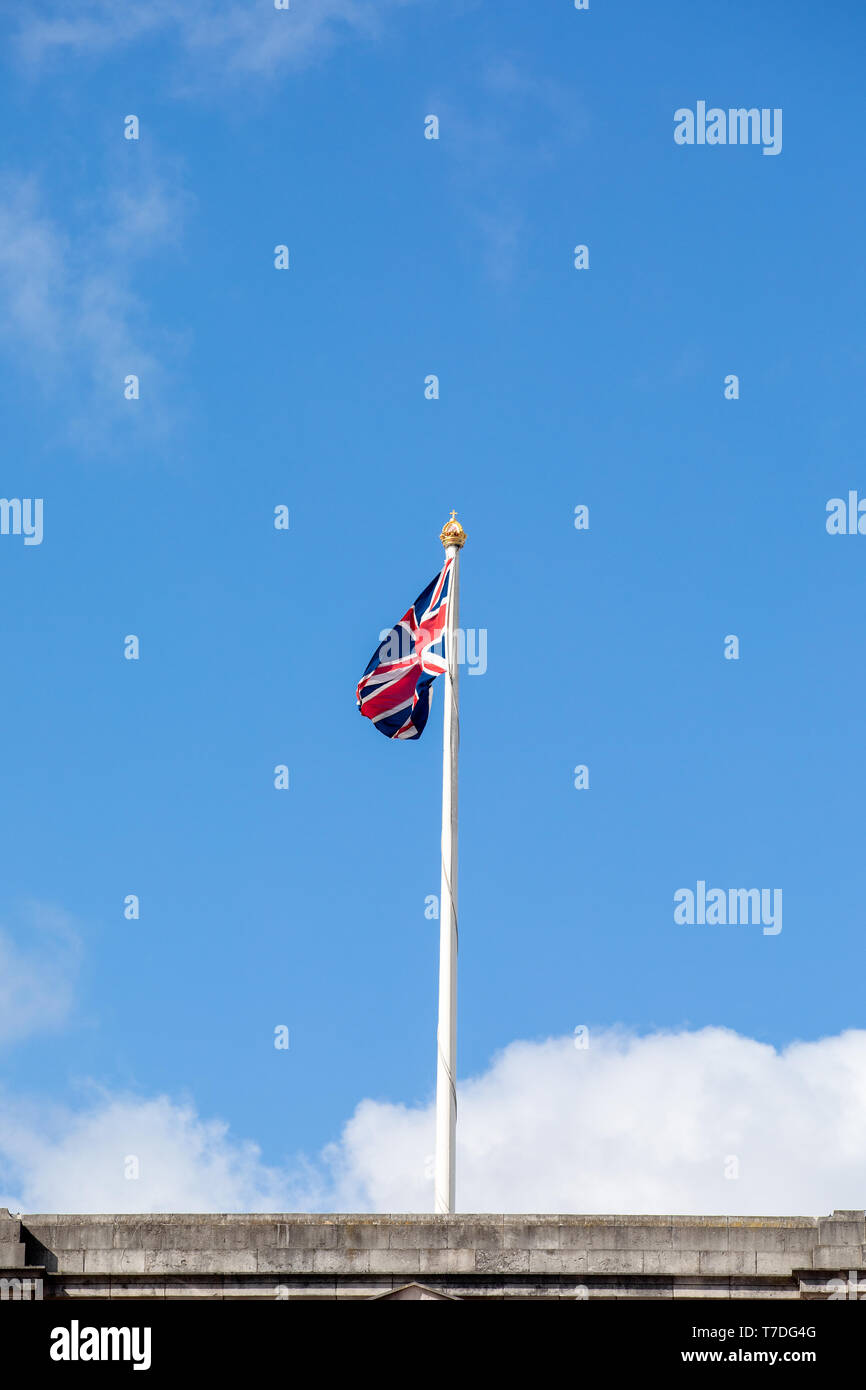 British flag on Buckingham Palace, royal family Stock Photo - Alamy