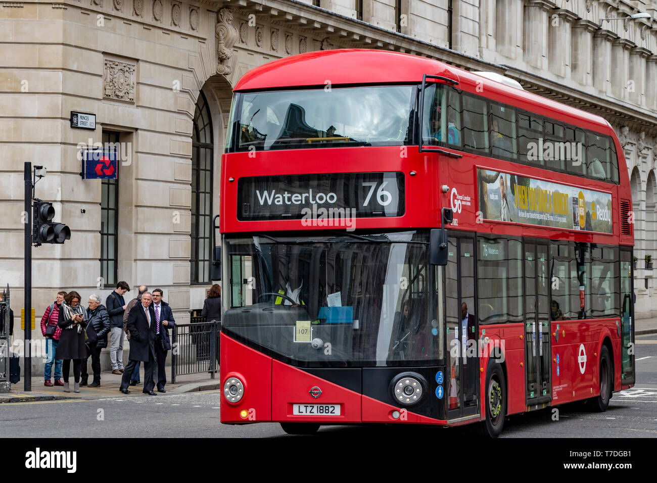 76 bus waterloo hi-res stock photography and images - Alamy