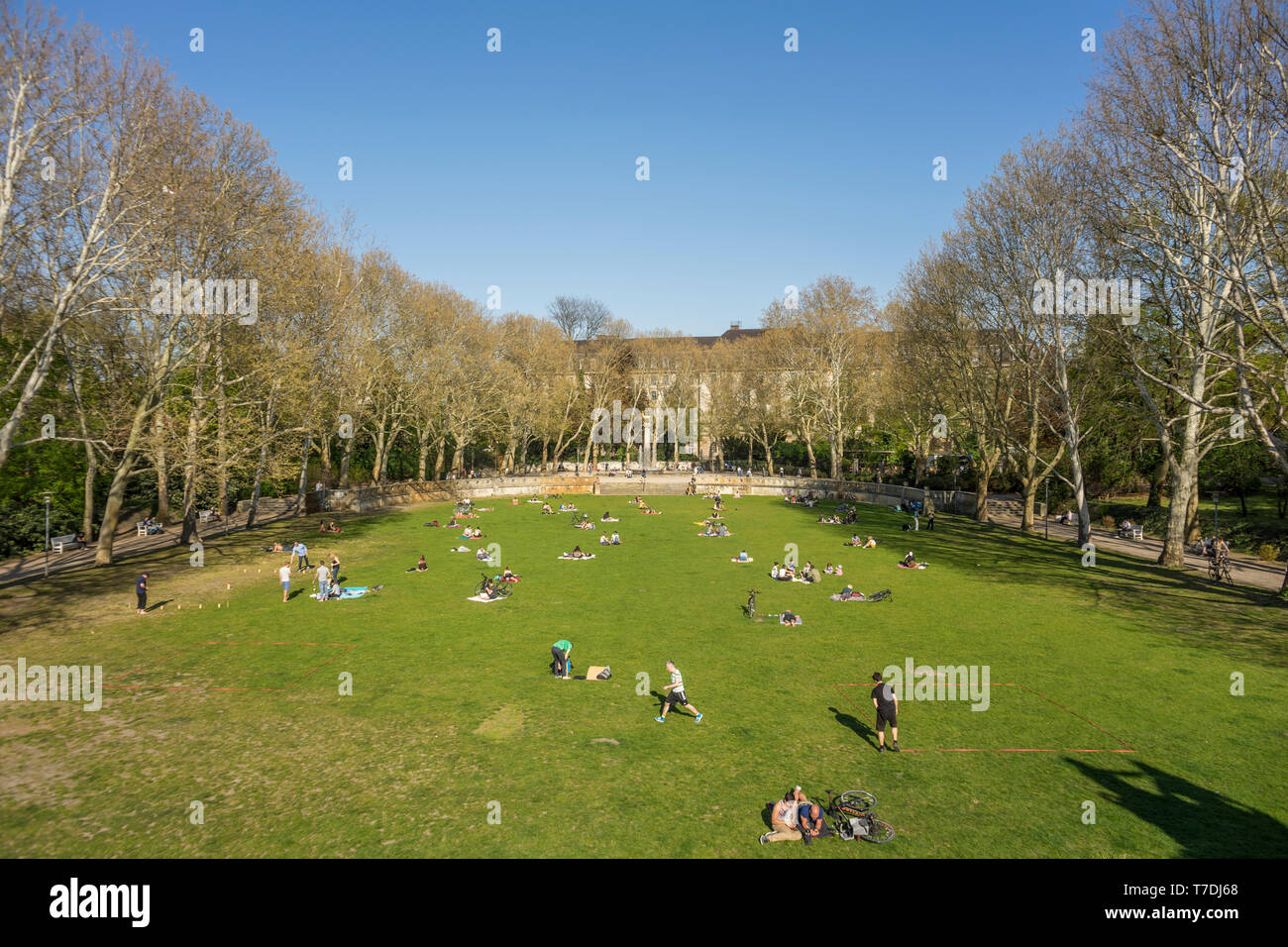 People enjoying the sunny weather of Spring in the Rudolph-Wile-Park ...