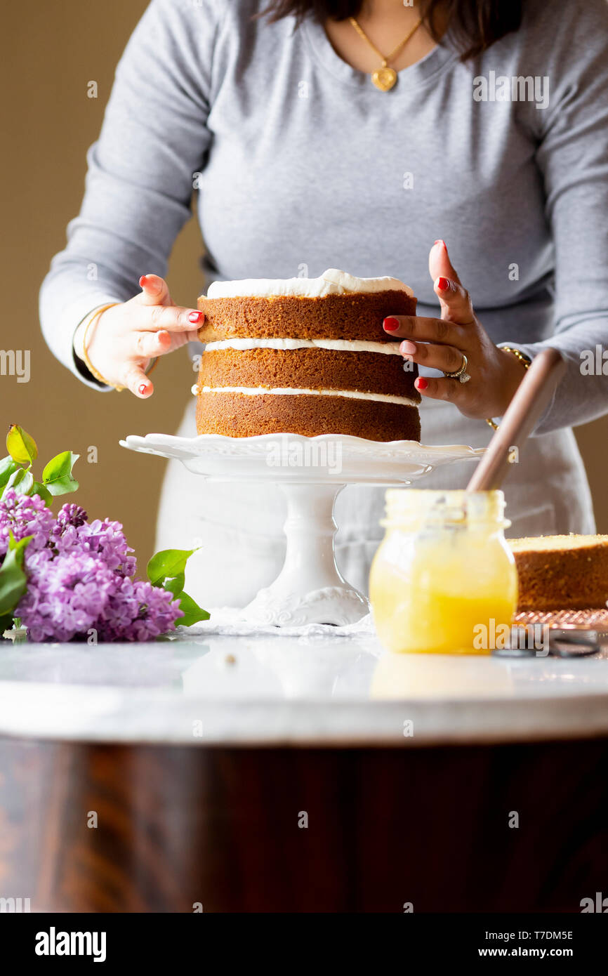 Victoria sponge and woman hi-res stock photography and images - Alamy